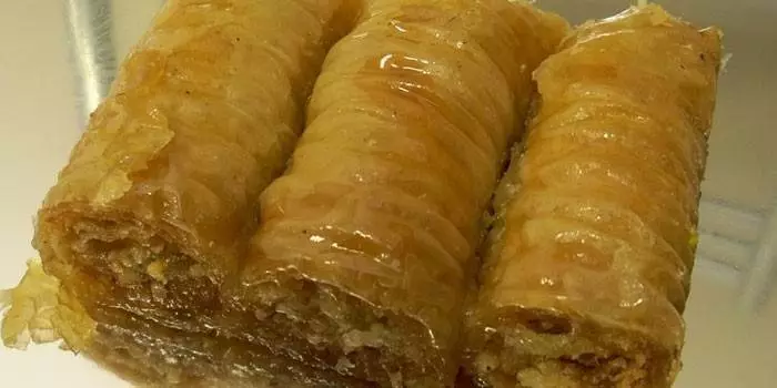 Äkta turkisk baklava med nötfyllning