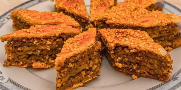 Variation av baklava med vallmofrön och sesamfrön på en tallrik