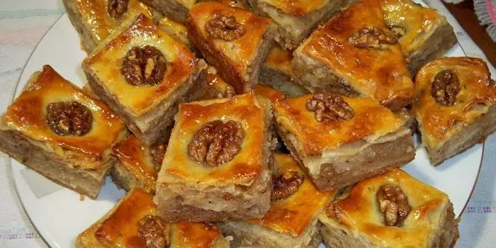 Bitar av baklava med valnötter på en tallrik