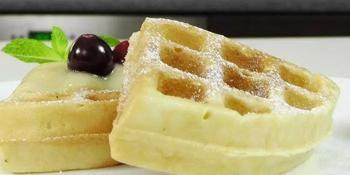 Npaj txhij-ua Viennese waffles nrog custard thiab cherries