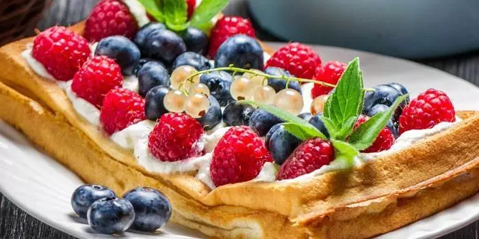 Waffles Vjenniżi bil-krema u berries friski
