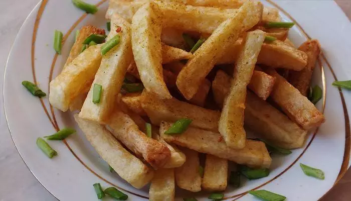 Plato con cebollas verdes