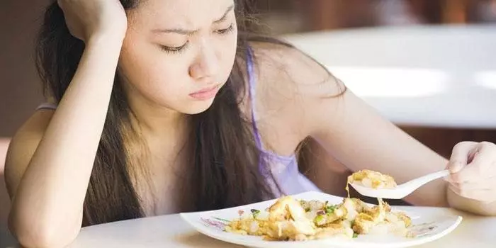 La ragazza non ha appetito