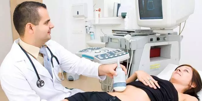 Gihimo sa doktor ang babaye nga ultrasound sa mga organo sa tiyan