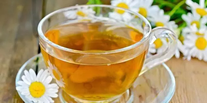 decoction Chamomile នៅក្នុងពែងមួយ