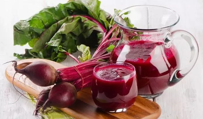 Sariwang kinatas na beet juice