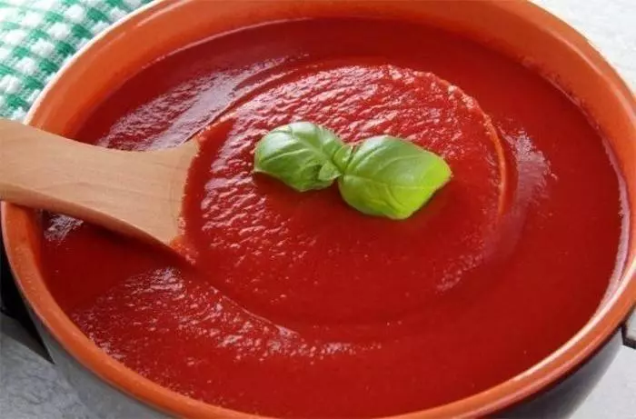 အနီရောင် Currant ketchup