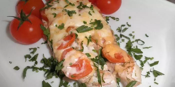 ماهی پخته شده با گوجه فرنگی و پنیر
