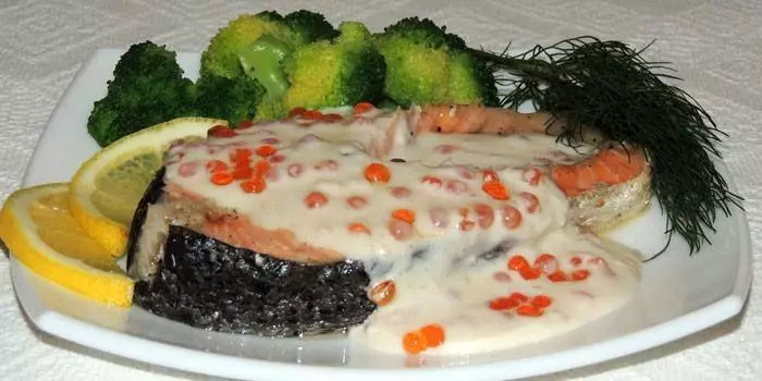 အနီရောင် caviar အနီရောင်နှင့်အတူ creamy ငံပြာရည်နှင့်ဆယ်လမွန်