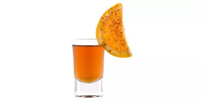 Коктел со рум и сок од портокал