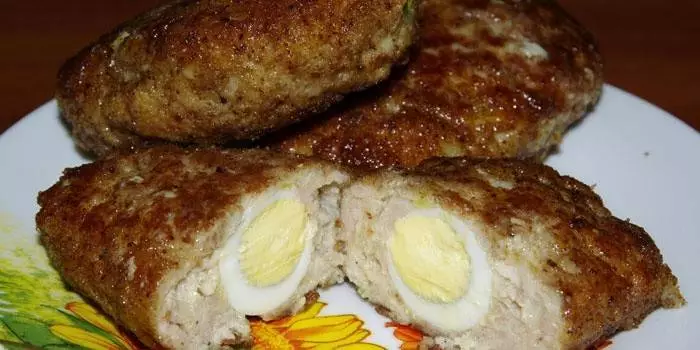 cutlets មាន់ជាមួយការបំពេញស៊ុតឆ្អិន