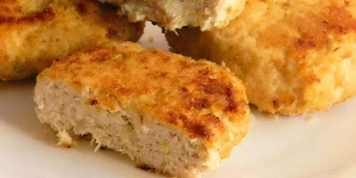 Cutlets tat-tiġieġ u l-kaboċċi