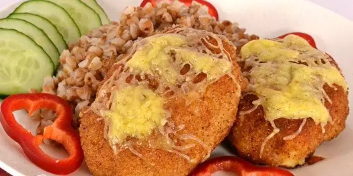 Cutlets tat-tiġieġ imqatta 'mbexxa bil-ġobon, porridge tal-qamħ saraċin u ħaxix