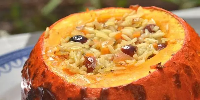 Zucca ripiena di riso e frutta secca