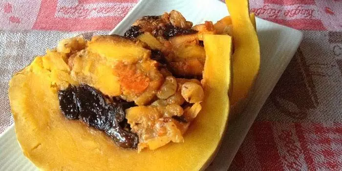 Zucca al forno farcita con mix di frutta secca