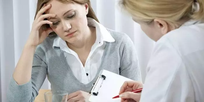 Chica en consulta con un médico