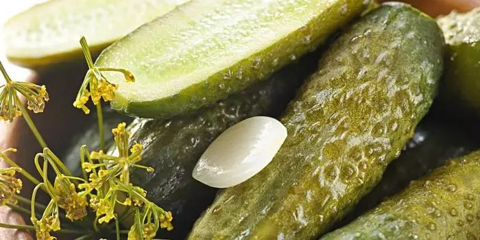 maj mam salted cucumbers nrog qej