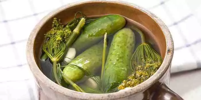 ceev pickling ntawm cucumbers