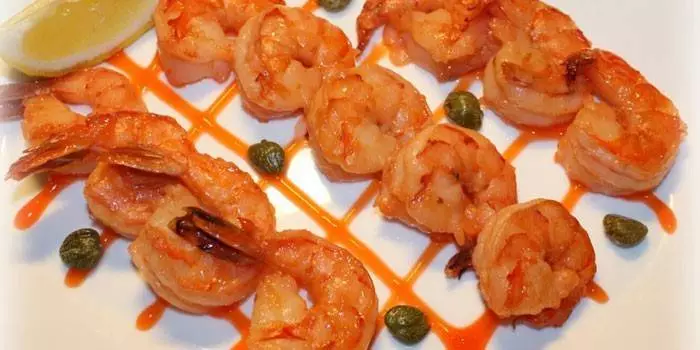 Nag-alagad sa Fried Shrimp Restaurant