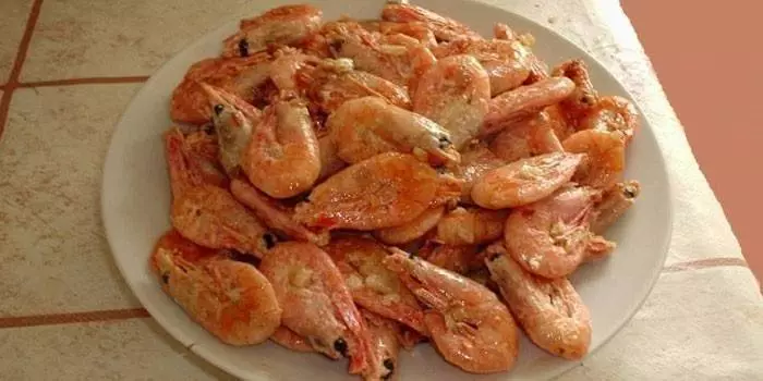 Ready-made shrimp in shell on a plate