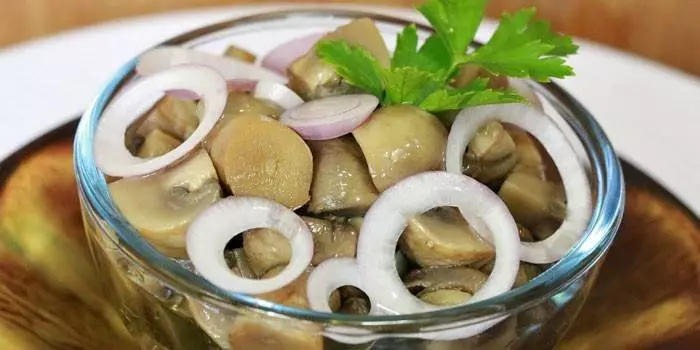 Champignons with onion rings