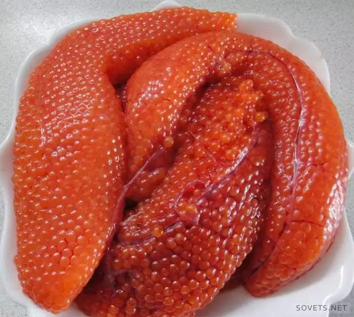 如何腌制鳟鱼鱼子酱 - 带照片和视频的分步说明