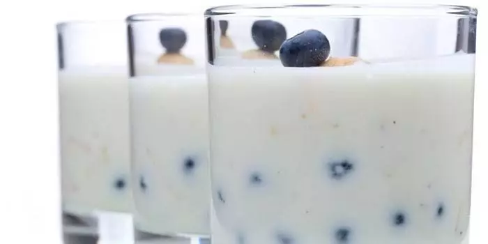 Hirup yogurt homemade sareng buah dina gelas