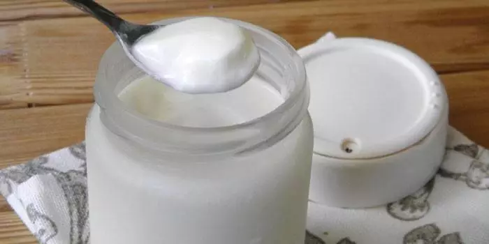 An shirya yogurt a cikin kwalba