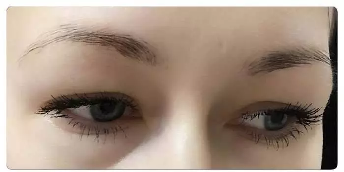 Obočí před microblading