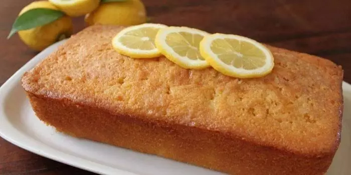 Muffin de limón al horno en un plato