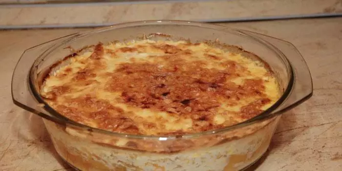 Nqaij qaib casserole nrog mov