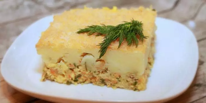 पकाएको आलु संग माछा casserole