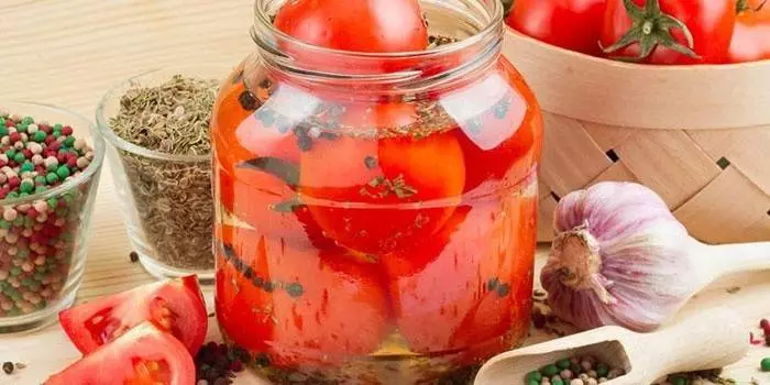 罐子里的盐渍西红柿