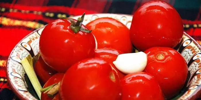 Sarımsaq ilə turşu pomidor