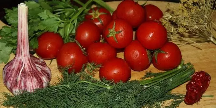 Tomater og hvidløg til bejdsning