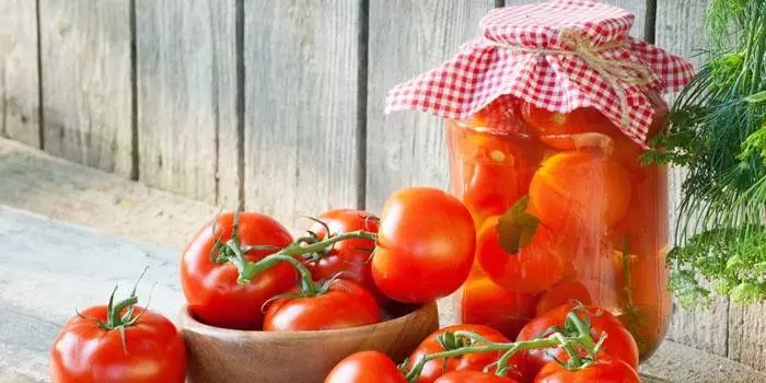 Bir bankada təzə və duzlu pomidor