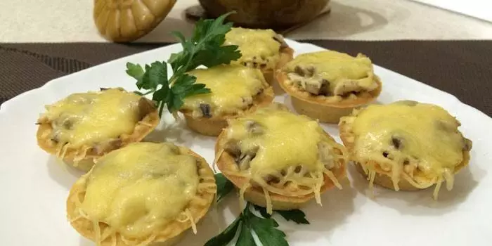 Հավի tartlets պանրով