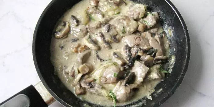 Пилећа јетра са печуркама у сосу од павлаке у тигању