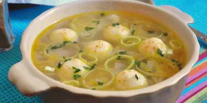 Sopa de pollo con albóndigas en una cacerola.