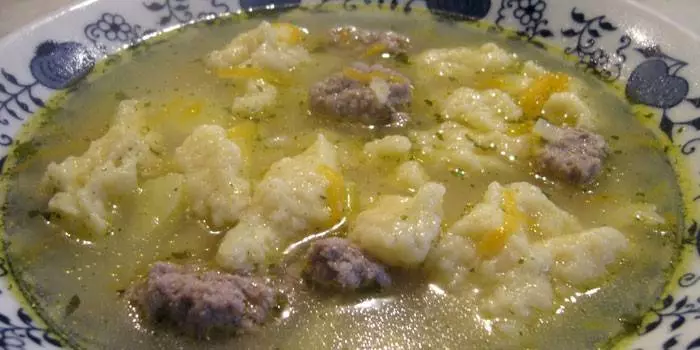 Sopa con albóndigas y albóndigas en un plato