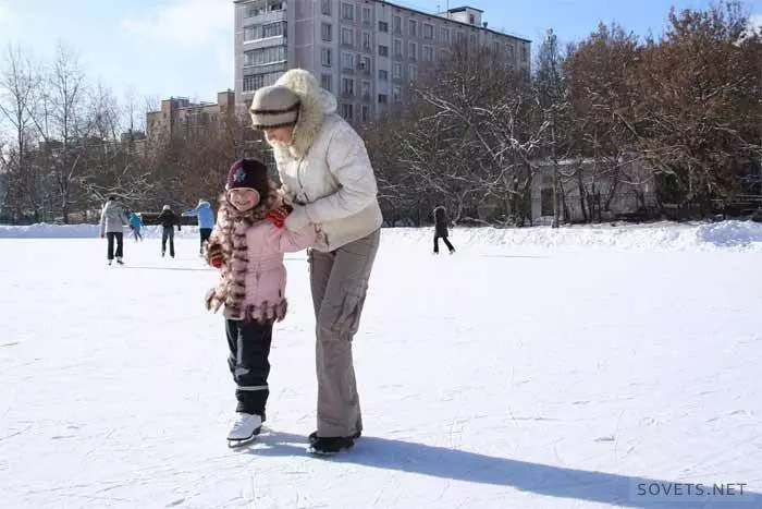 نحوه آموزش اسکیت روی یخ به کودک