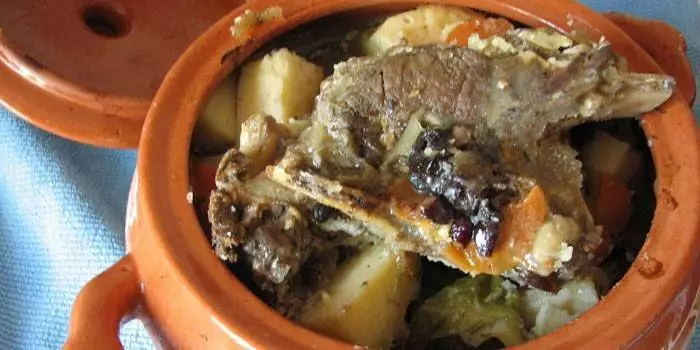Carne con patate in pentola