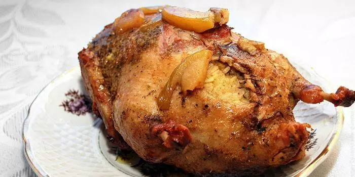 لاشه اردک پر شده با برنج و سیب