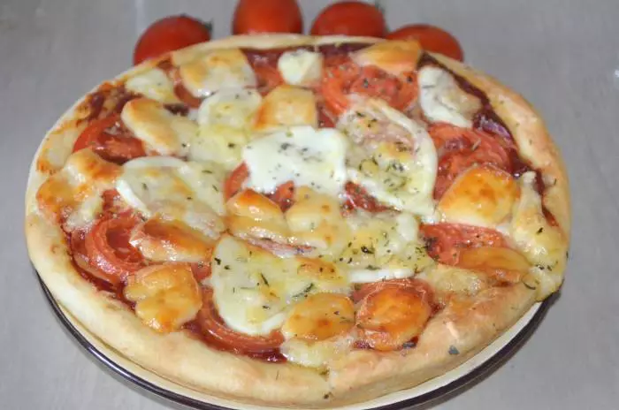 Pizza Margarita trước khi phục vụ