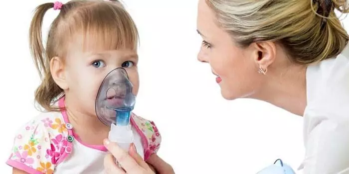 Musikana anofemerwa kuburikidza nebulizer