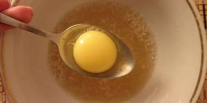 Bir kaşık jelatin ve yumurta sarısı ile plaka