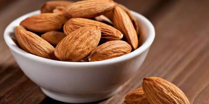 Almond kernels da ba a buɗe ba a cikin farantin