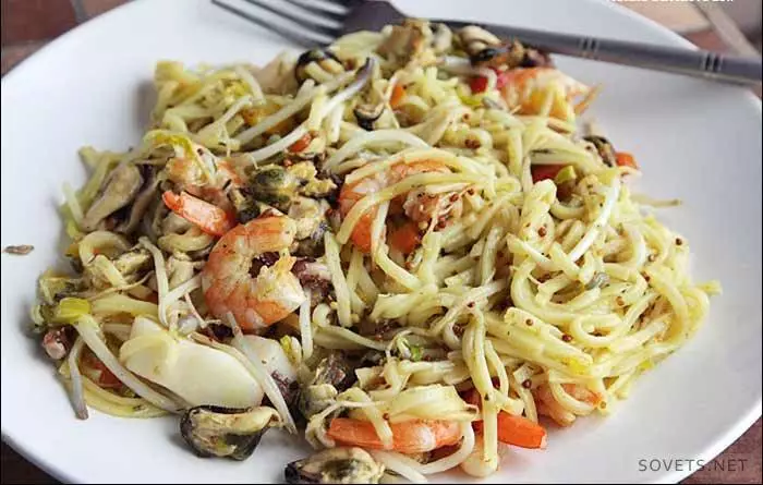 समुद्री भोजन के साथ पास्ता