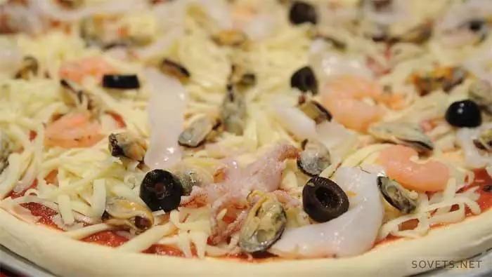 Stor pizza med havscocktail