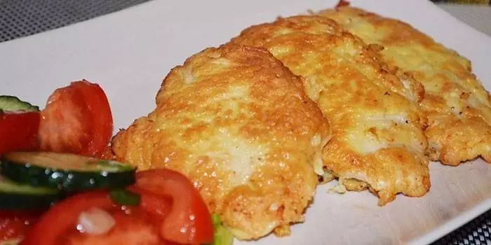 Awọn gige fillet adie sisun mẹta ni batter lori awo kan